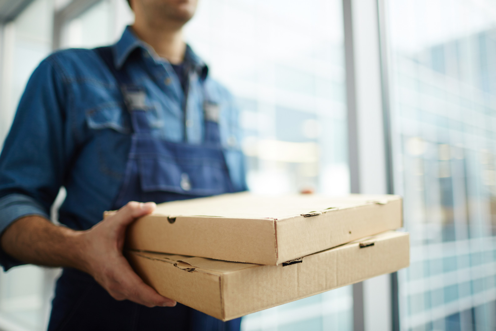 ¿Es segura la entrega de alimentos a domicilio? | La Opinión