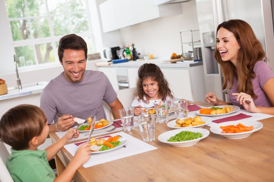 5 grandes beneficios de compartir las comidas en familia - La Opinión