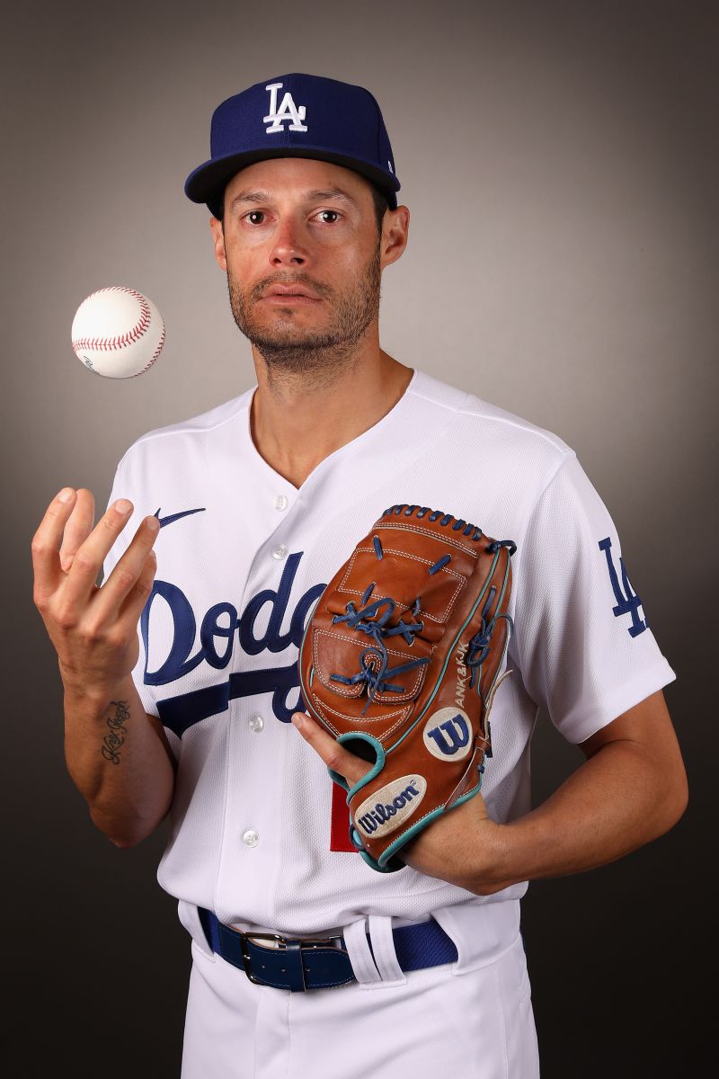 VIDEO: Pitcher de los Dodgers estrella ventana de su casa con ...