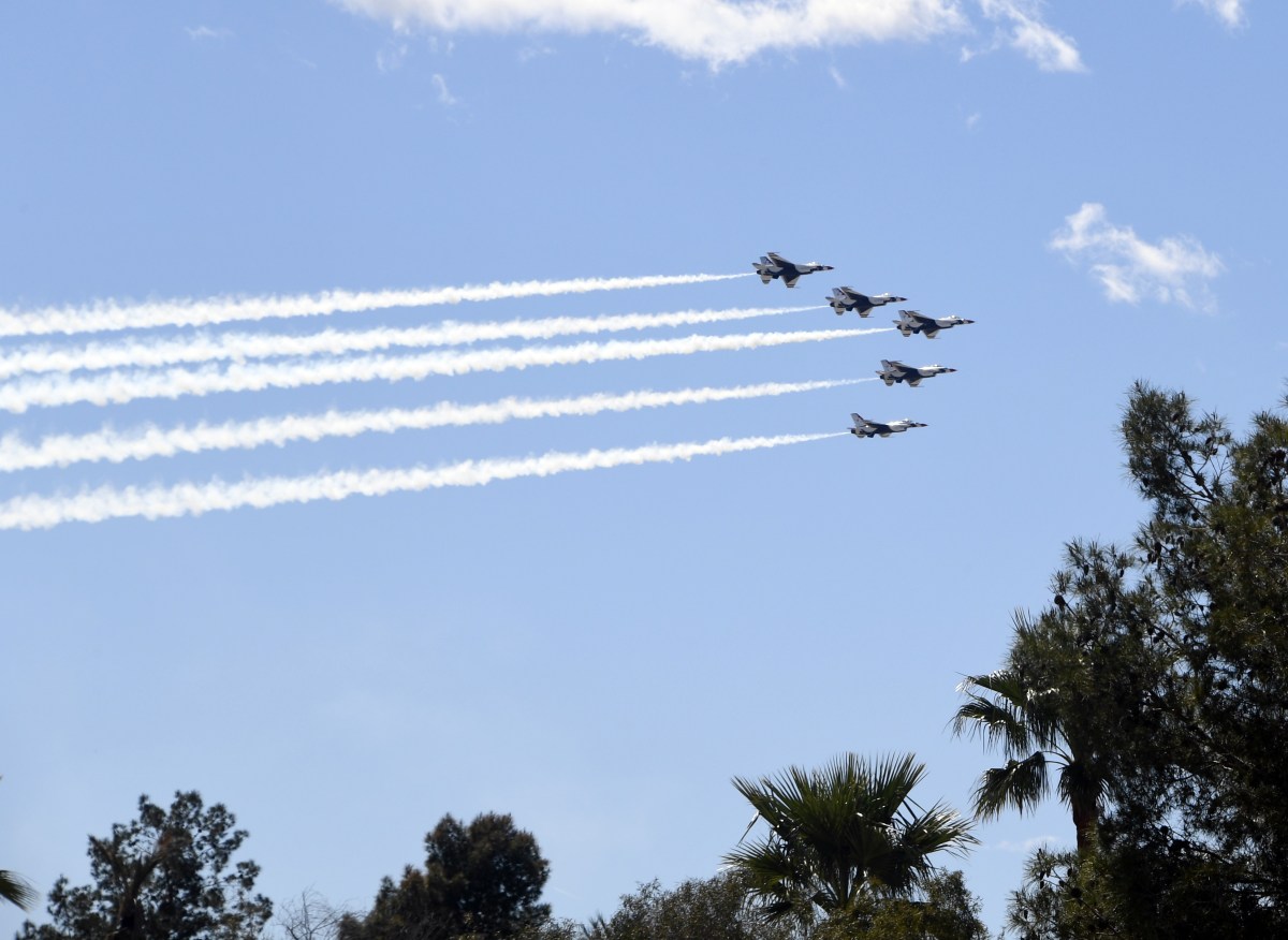 "America Strong": Las acrobacias aéreas de los Thunderbirds y los Blue ...