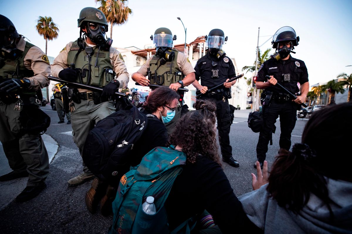 1,200 personas detenidas por los disturbios en Los Ángeles - La Opinión