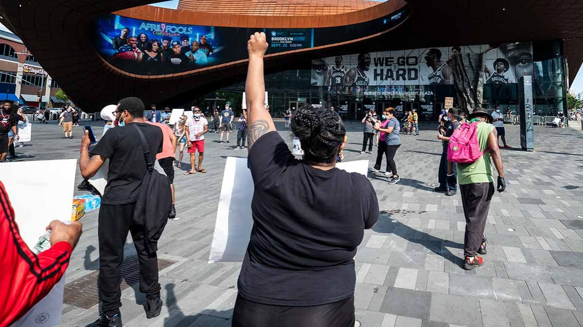 Cómo mantenerte seguro mientras protestas durante la pandemia - La Opinión