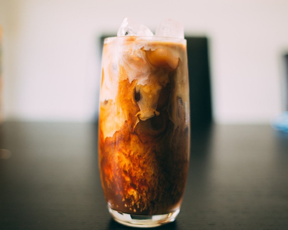 Cuáles son los beneficios de tomar el café frío - La Opinión