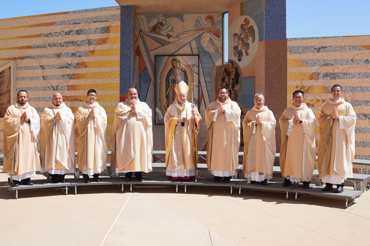 Se Ordenan Los Primeros Sacerdotes De La Pandemia En Los Ángeles La