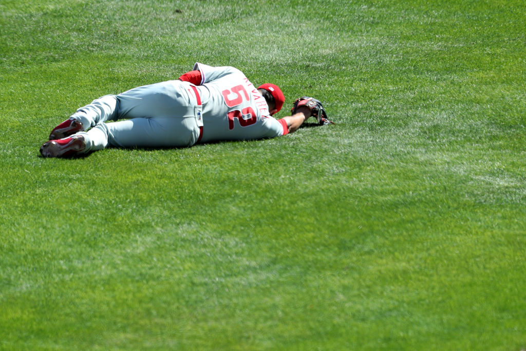 VIDEO: ¡Auch! José Álvarez, pitcher de los Phillies, recibe un pelotazo ...