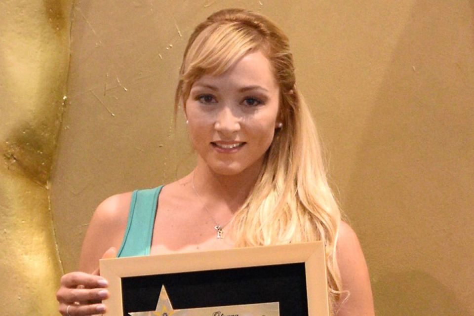 Laura Vignatti complace a sus fans al posar tan sólo en tanga - La Opinión