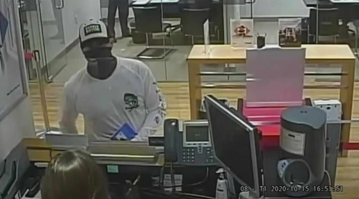 Arrestan a un abogado de Miami acusado de atracar 5 bancos - La Opinión