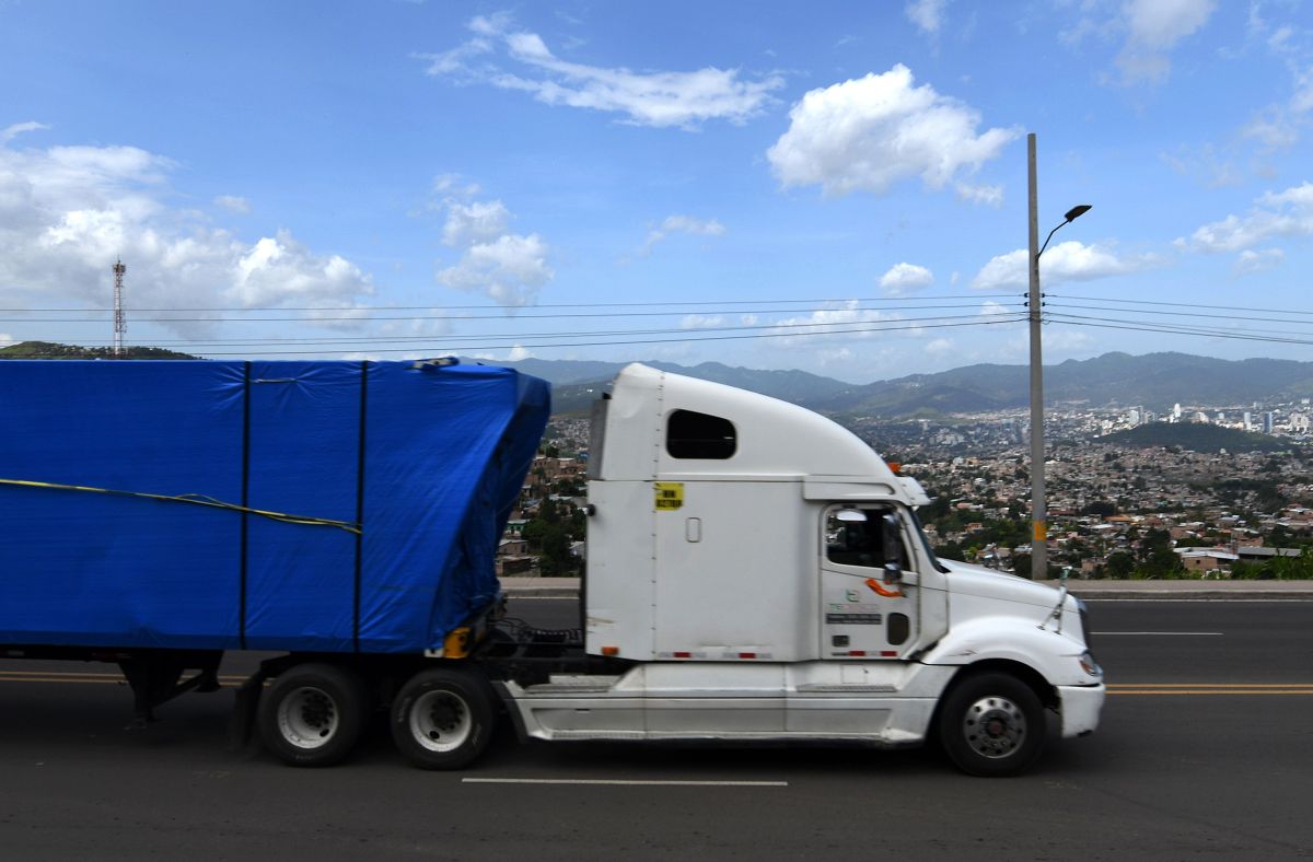 Impresionantes vientos voltearon trailers con contenedores en ...