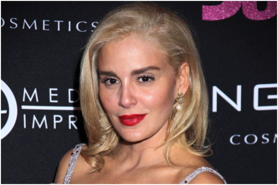 Sin sostén, Malillany Marín mueve sus caderas al modelar un enterizo ...