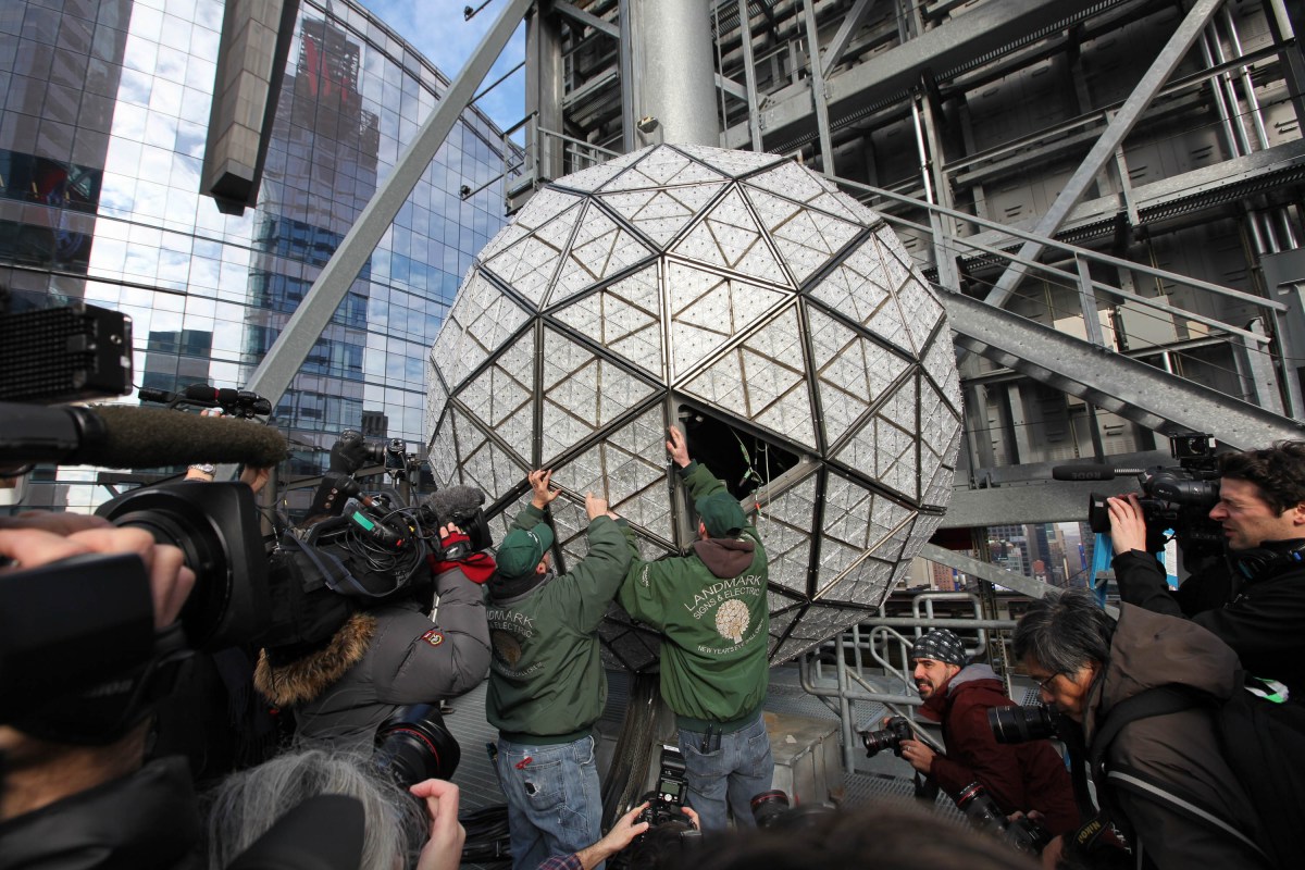 Times Square alista la bola para despedir el año de la pandemia y ...