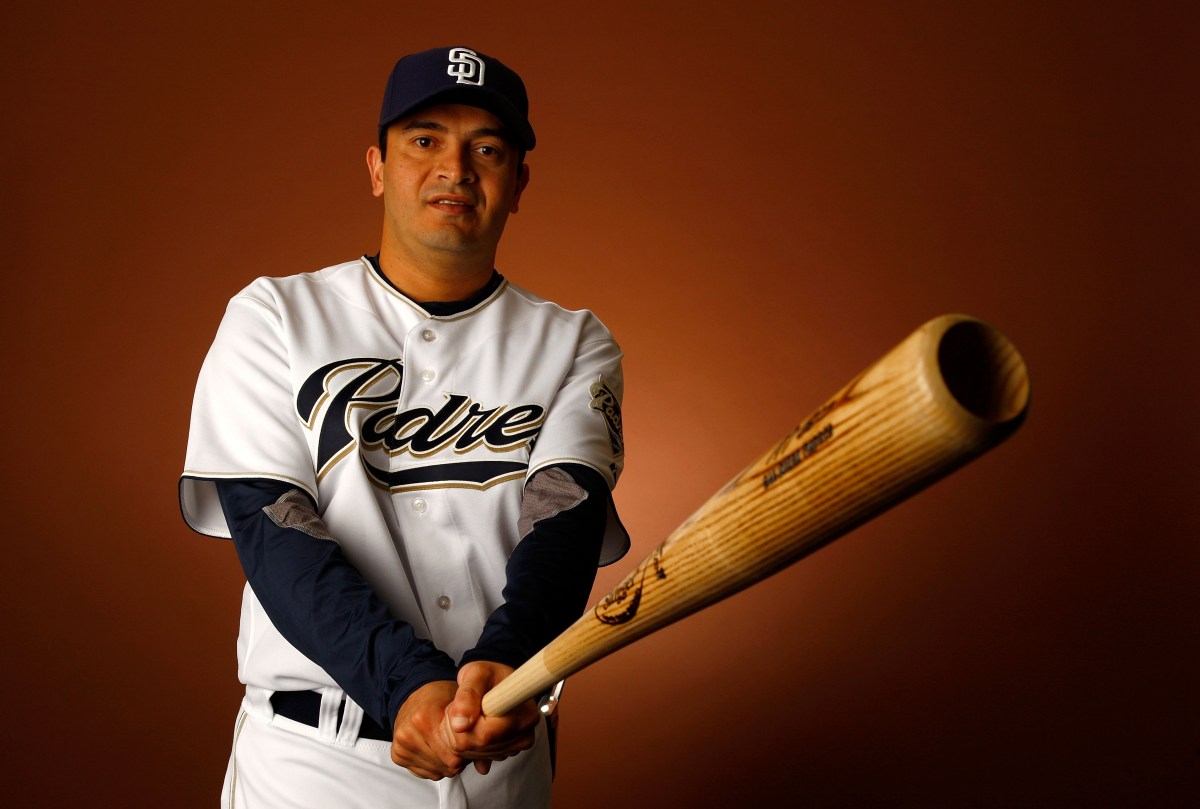 ¡Merecido homenaje! Inauguran estatua de Óscar Robles en Tijuana - La ...
