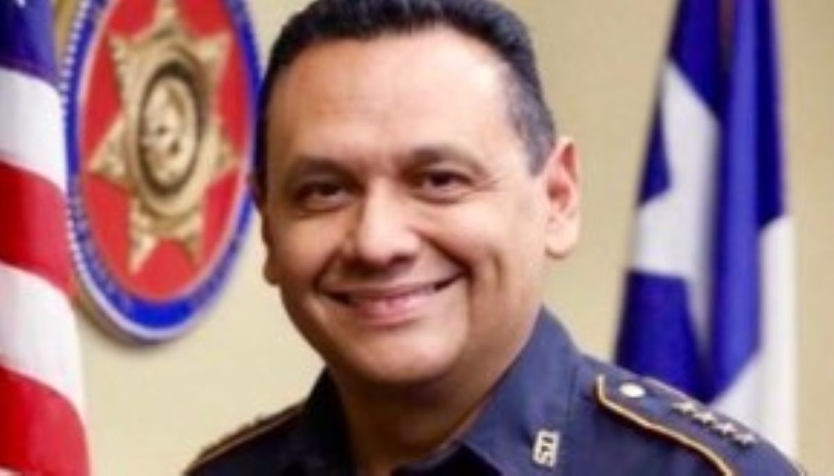 El presidente Joe Biden nomina otra vez a sheriff hispano de Texas para ...