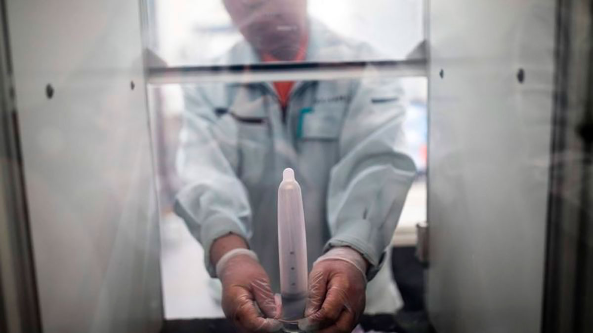 Los múltiples esfuerzos por encontrar el condón perfecto - La Opinión