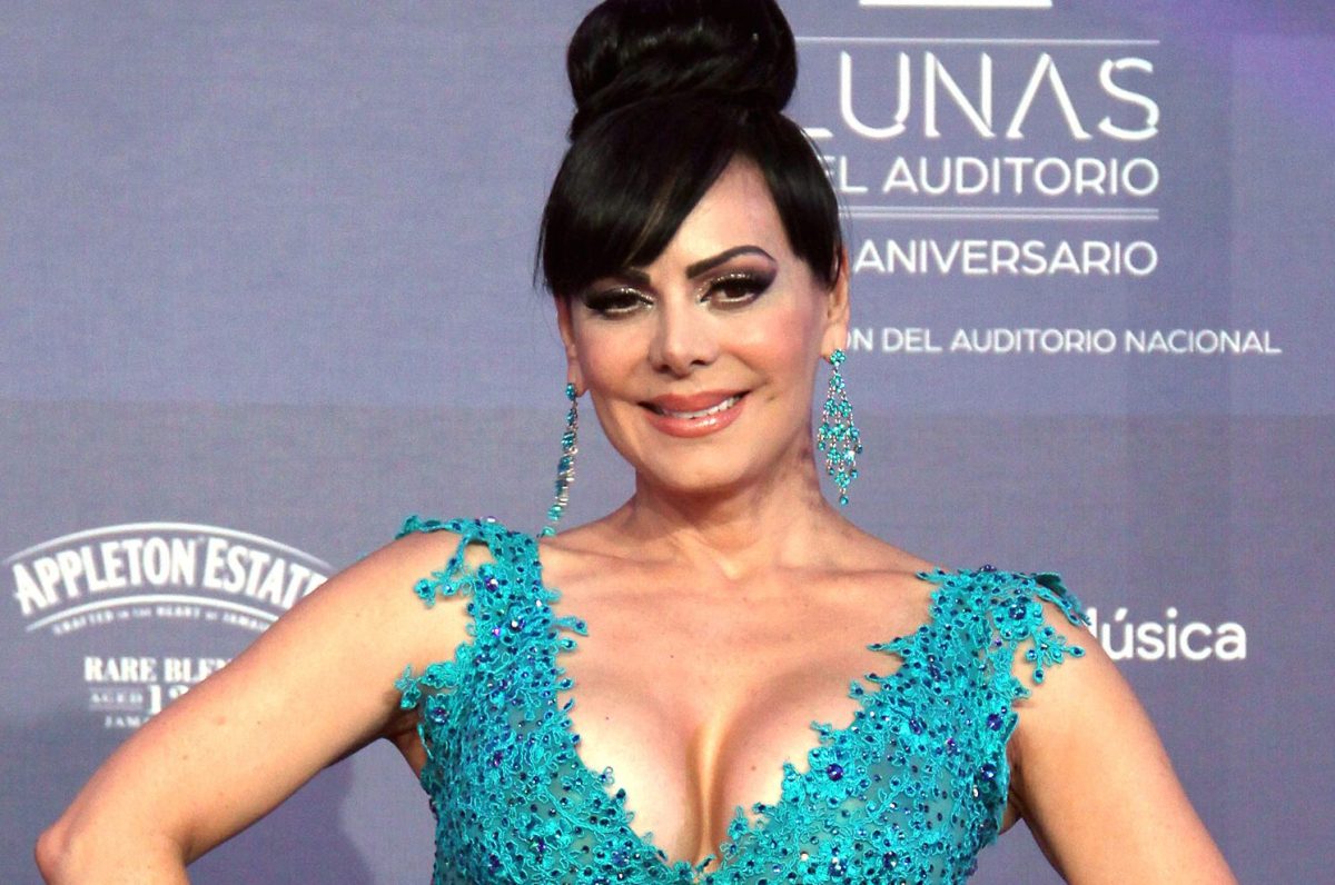 Maribel Guardia presumió sus curvas de infarto enfundada en un vestido de abertura sugerente ...