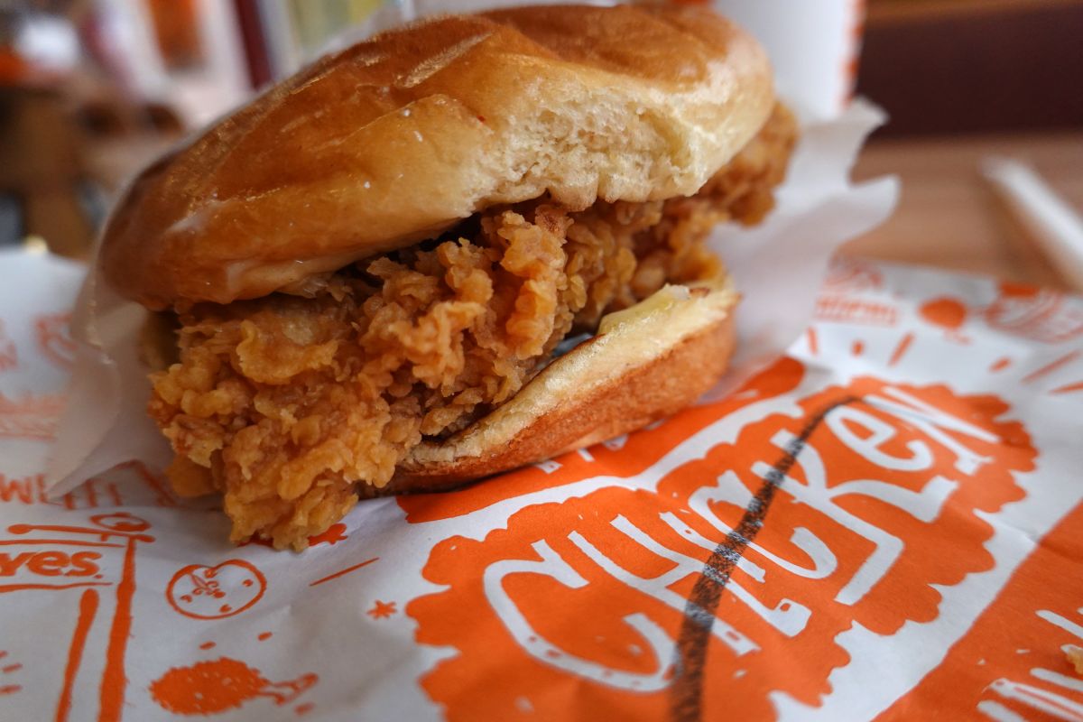 Popeye’s te regala una hamburguesa de pollo gratis todos los viernes ...