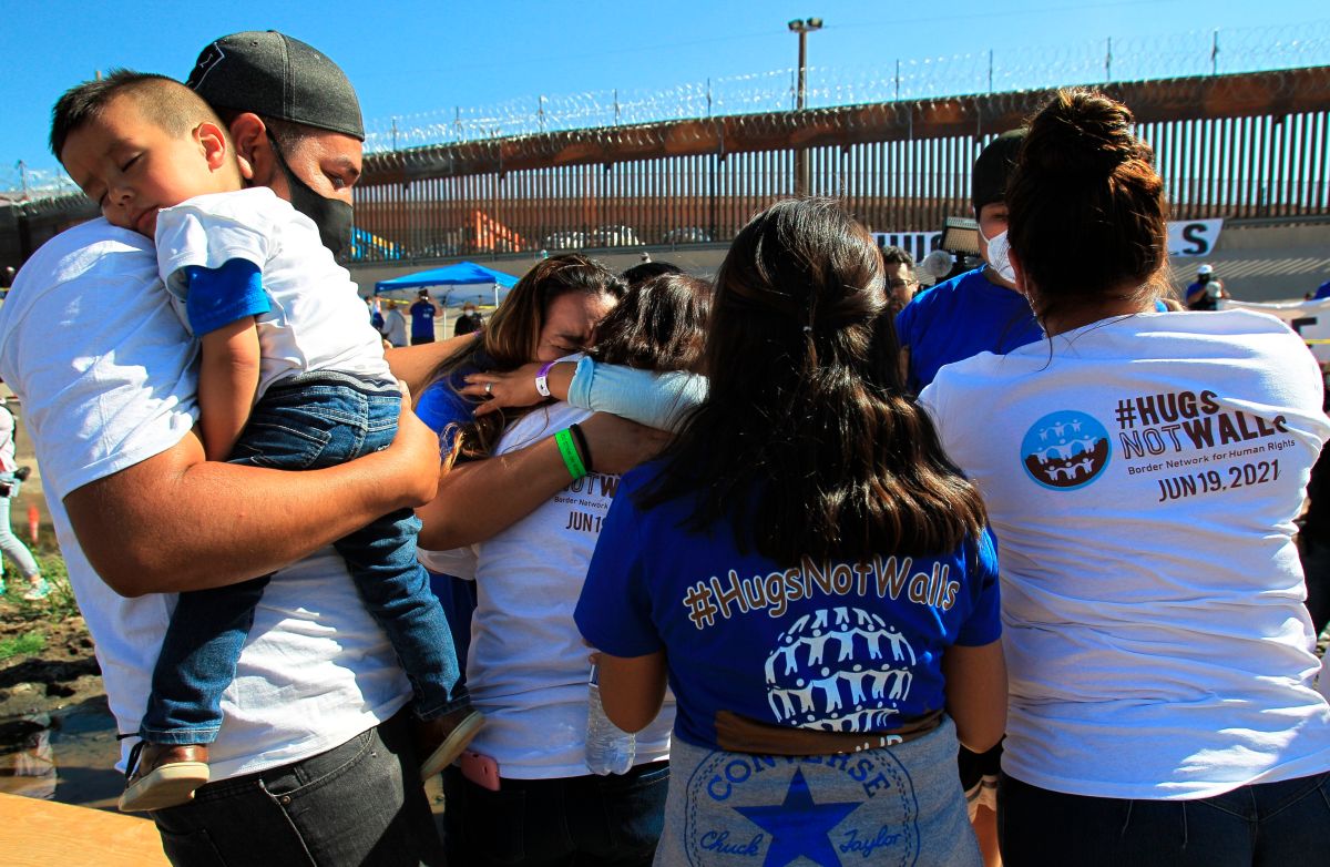 Familias inmigrantes se encuentran y abrazan en la frontera con México ...
