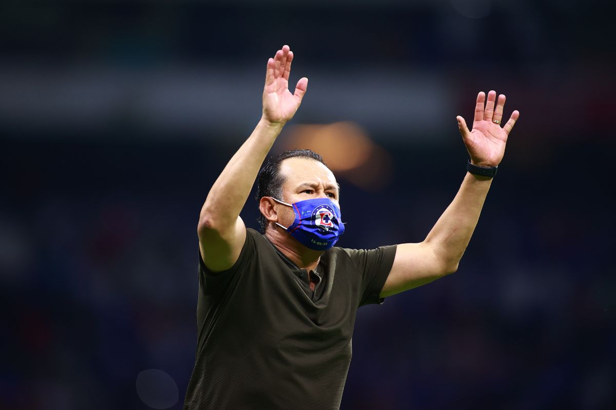 Juan Reynoso renueva su contrato con el Cruz Azul - La Opinión