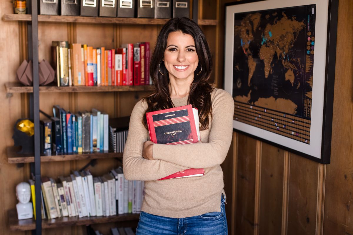 Maestra latina quiere ser miembro de Junta Directiva de Colegios ...