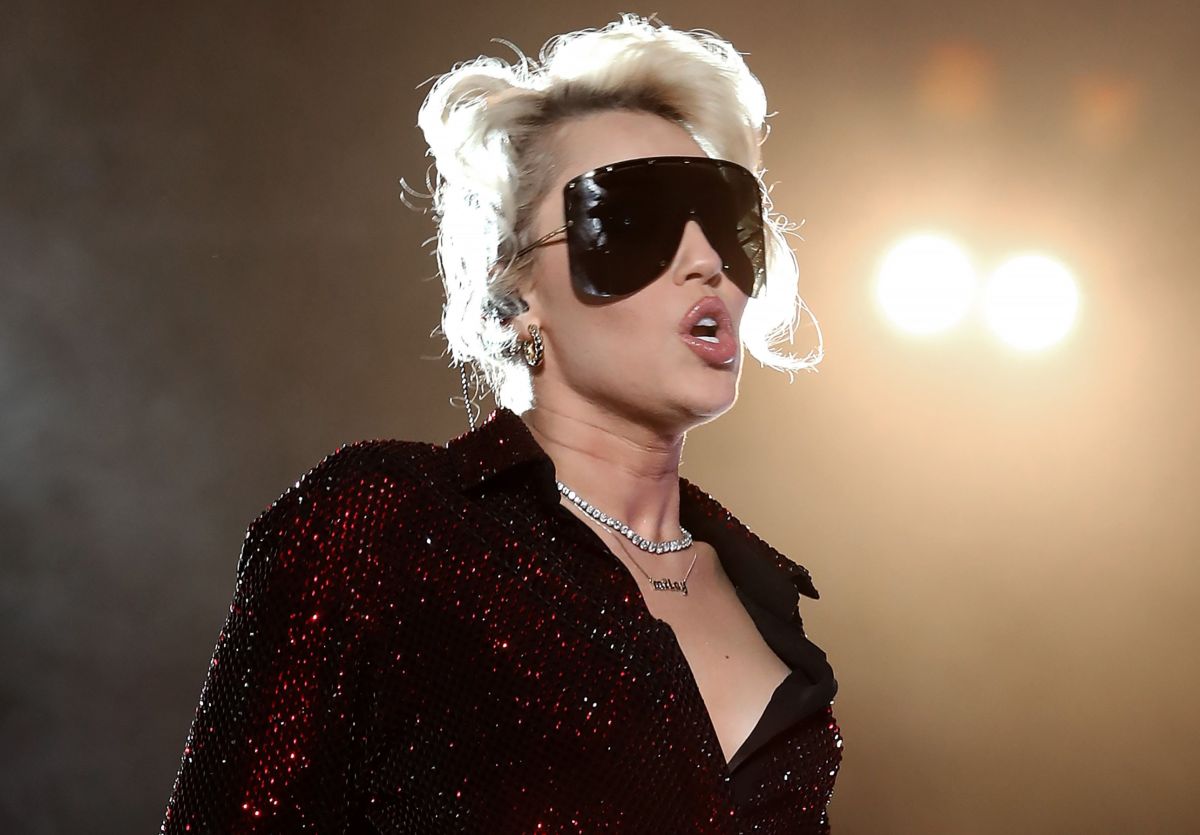 Miley Cyrus deja ver su microtanga al posar en minivestido lleno de ...