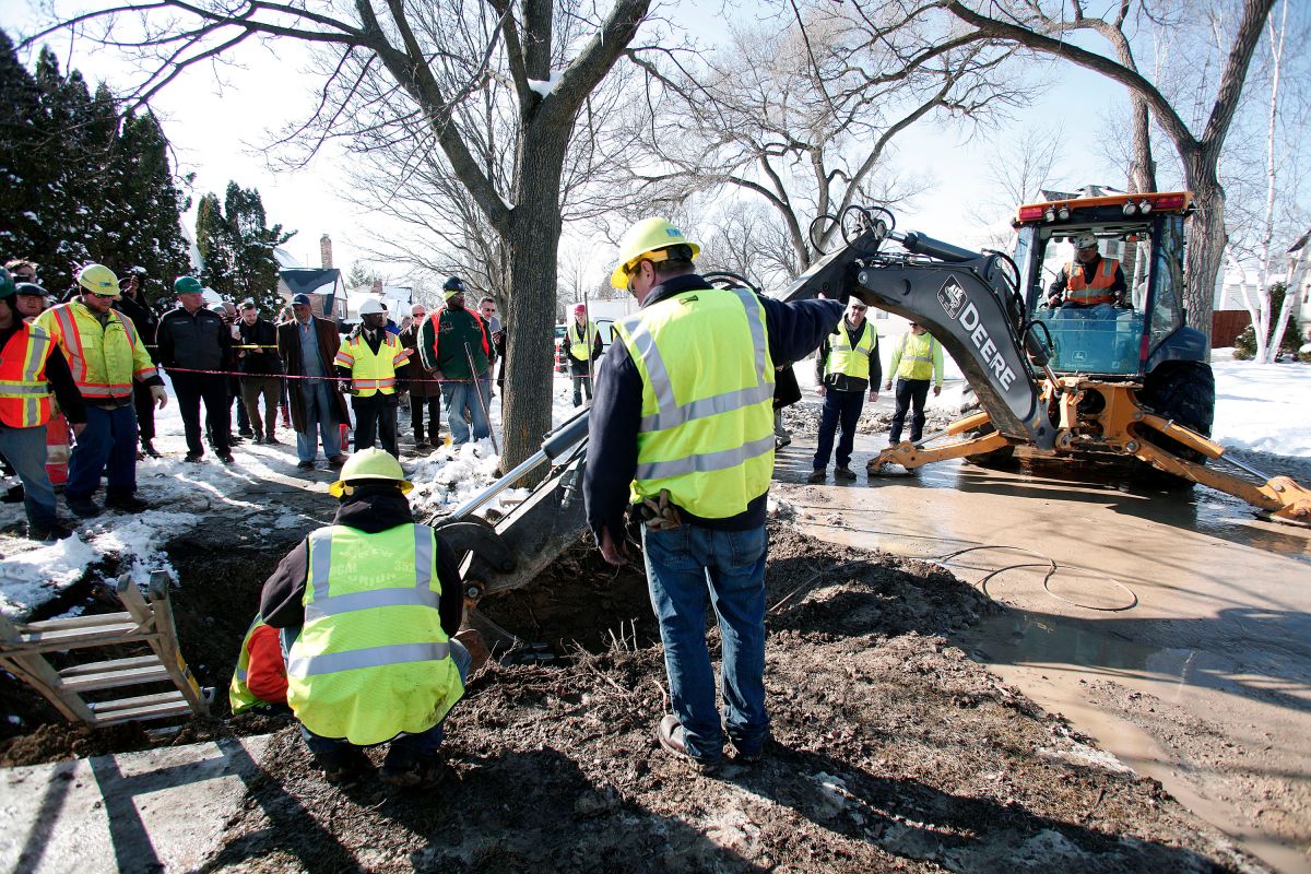 Atractiva gerente de construcción dice que sus compañeros de trabajo no ...