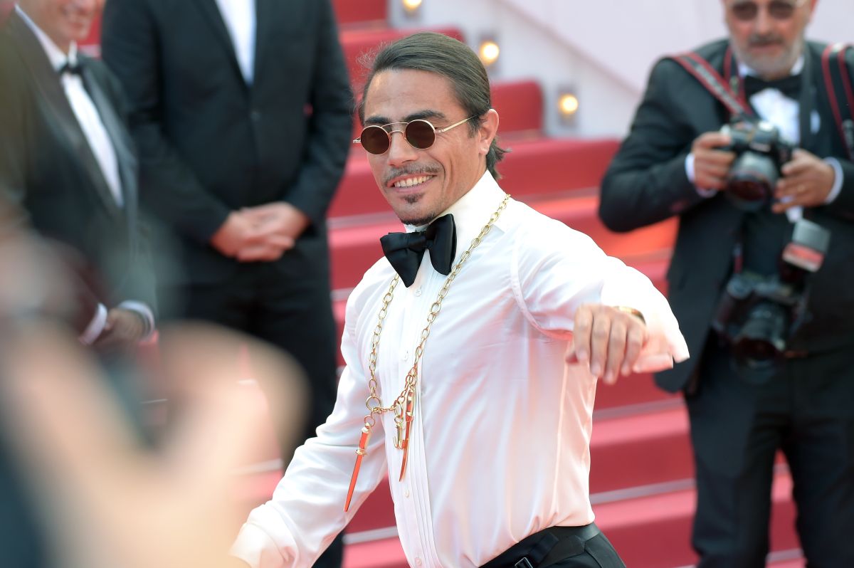 Salt Bae enseña cómo lavar los platos a sus empleados de forma casi ...