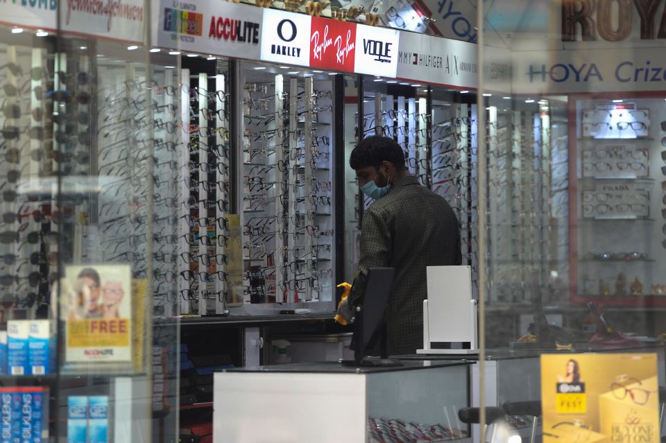 ¿Adiós a los lentes para ver de cerca? FDA aprueba gotas para pacientes ...