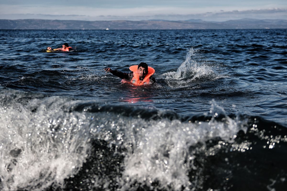 Naufragio cerca de isla griega deja tres muertos y decenas de migrantes ...