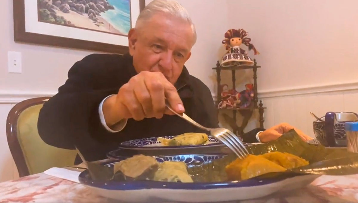 VIDEO: AMLO celebra el Día de la Candelaria comiendo tamales ...