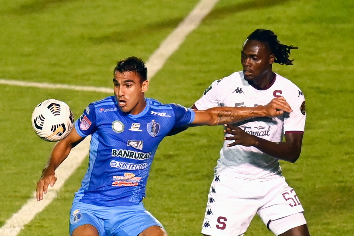 El delantero mexicano Isaac Acuña es el líder goleador del torneo ...