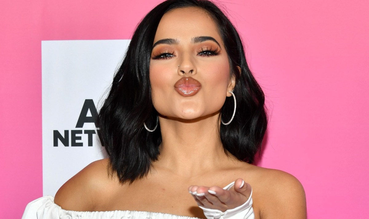 Becky G sube la temperatura al usar un sostén blanco tejido - La Opinión