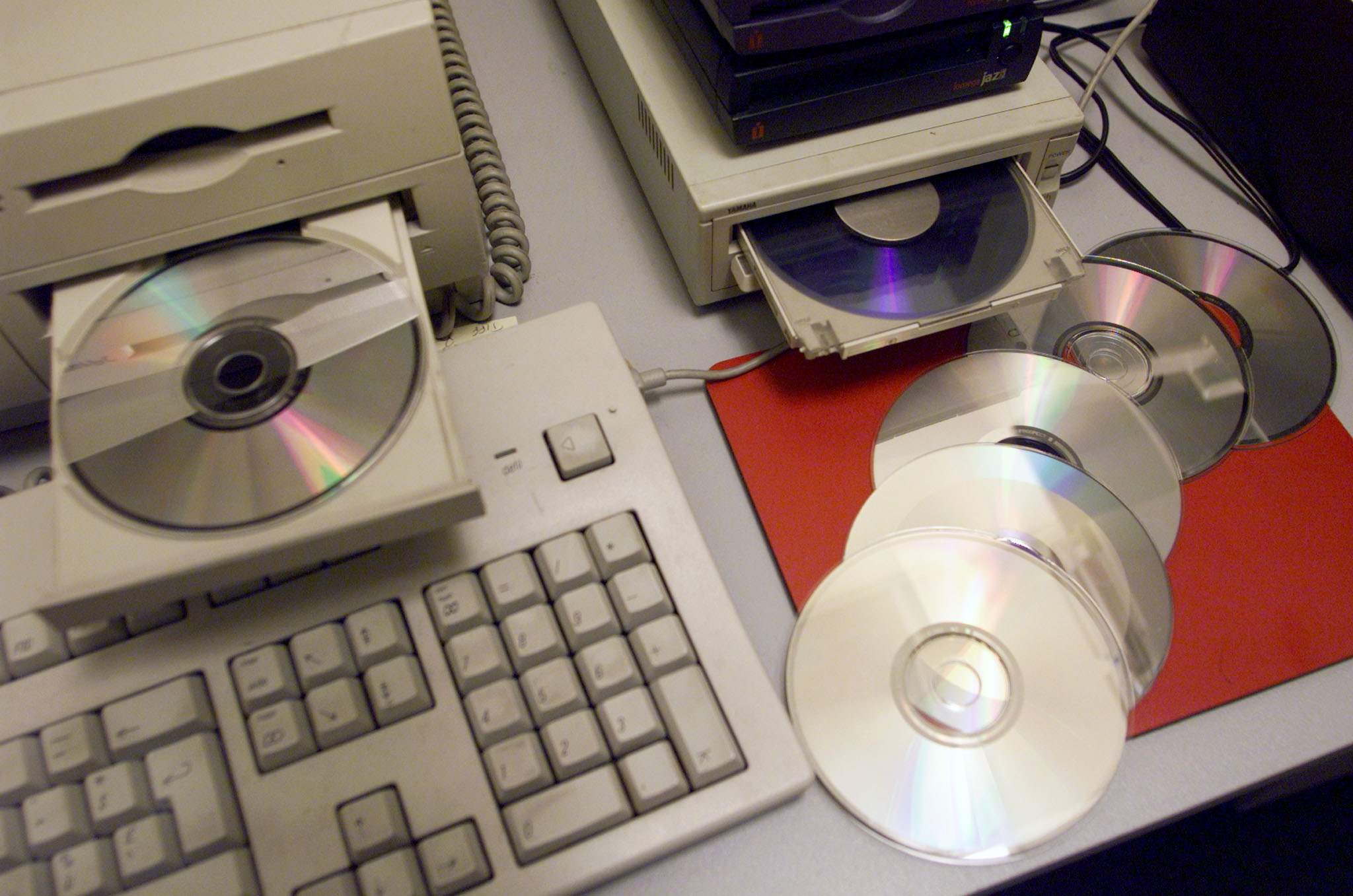 Revolución tecnológica: se presenta al mundo el disco compacto - La Opinión