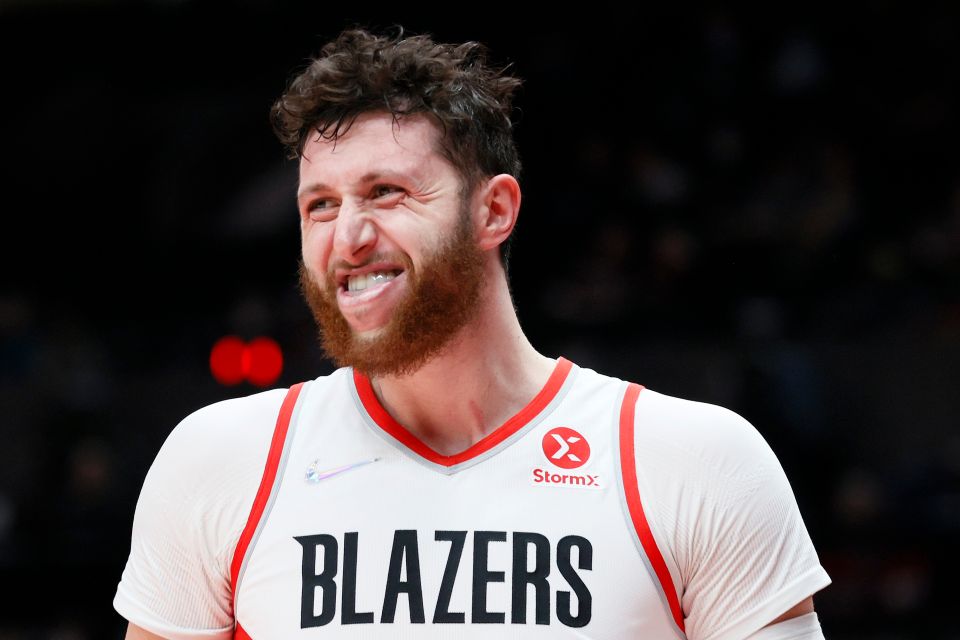 Tomó el teléfono de un aficionado y lo lanzó al suelo: Yusuf Nurkic fue ...