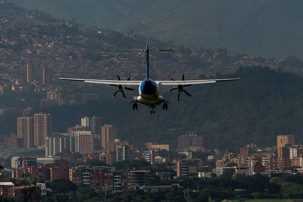 VIDEO: Tragedia en Colombia, se desploma avioneta con elementos de la ... VIDEO: Tragedia en Colombia, se desploma avioneta con elementos de la ...