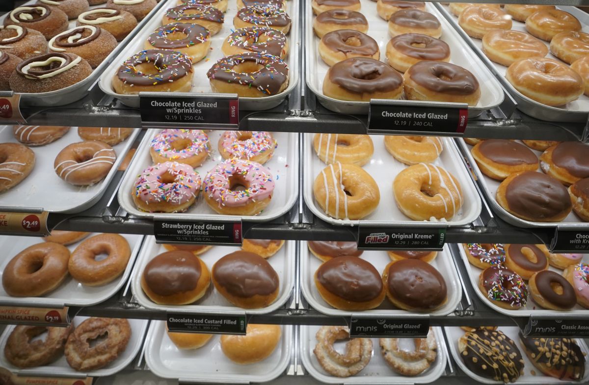 Krispy Kreme te ofrece una docena de rosquillas por $1 - La Opinión