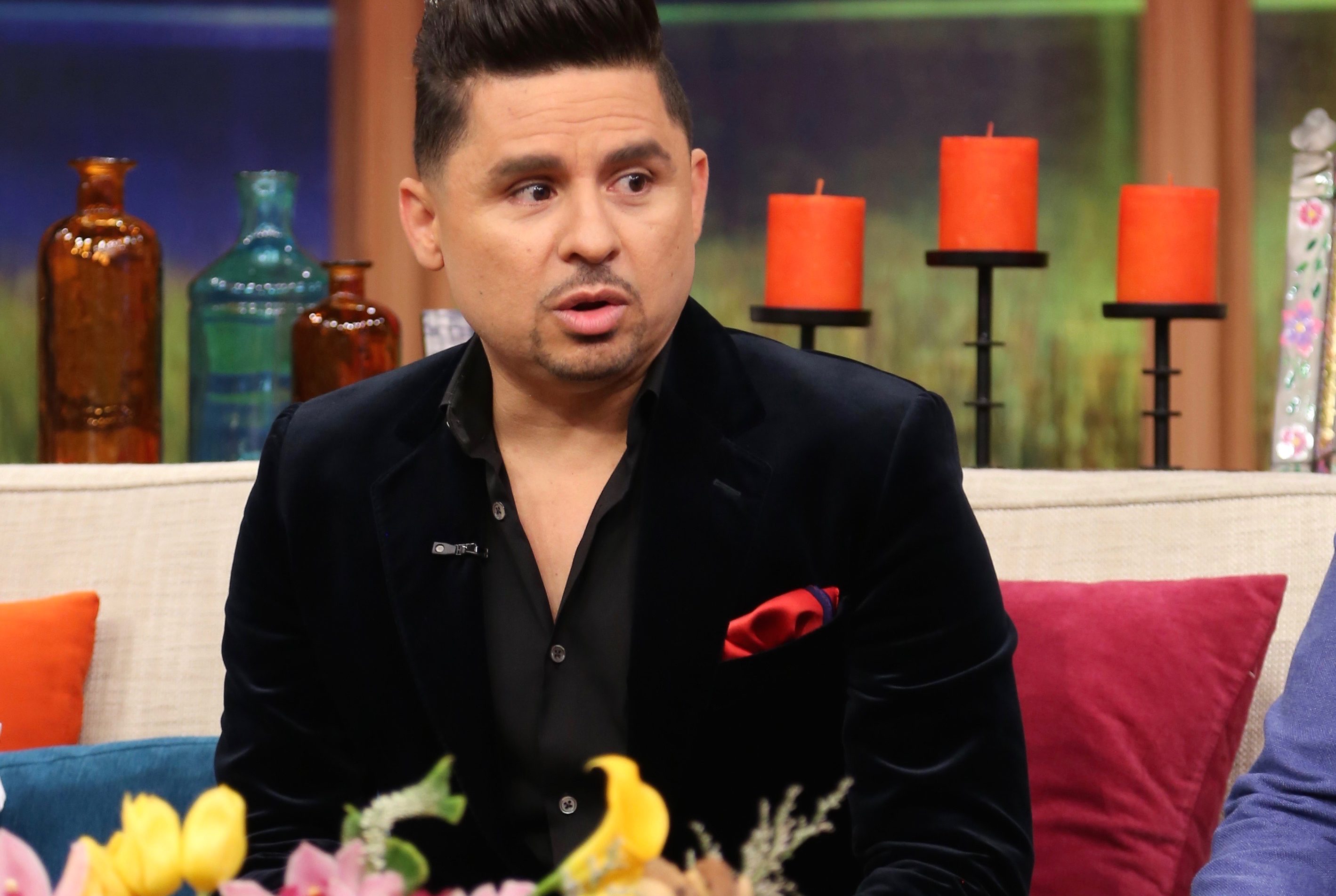 Larry Hernández atemoriza a su hijita con la decoración de su casa por ...