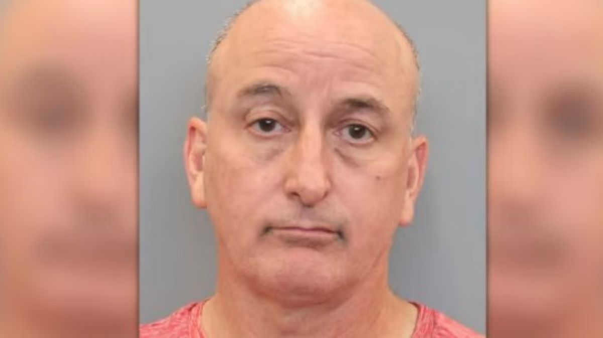 Después de 21 años ex estudiante acusa a maestro de Houston de abuso ...