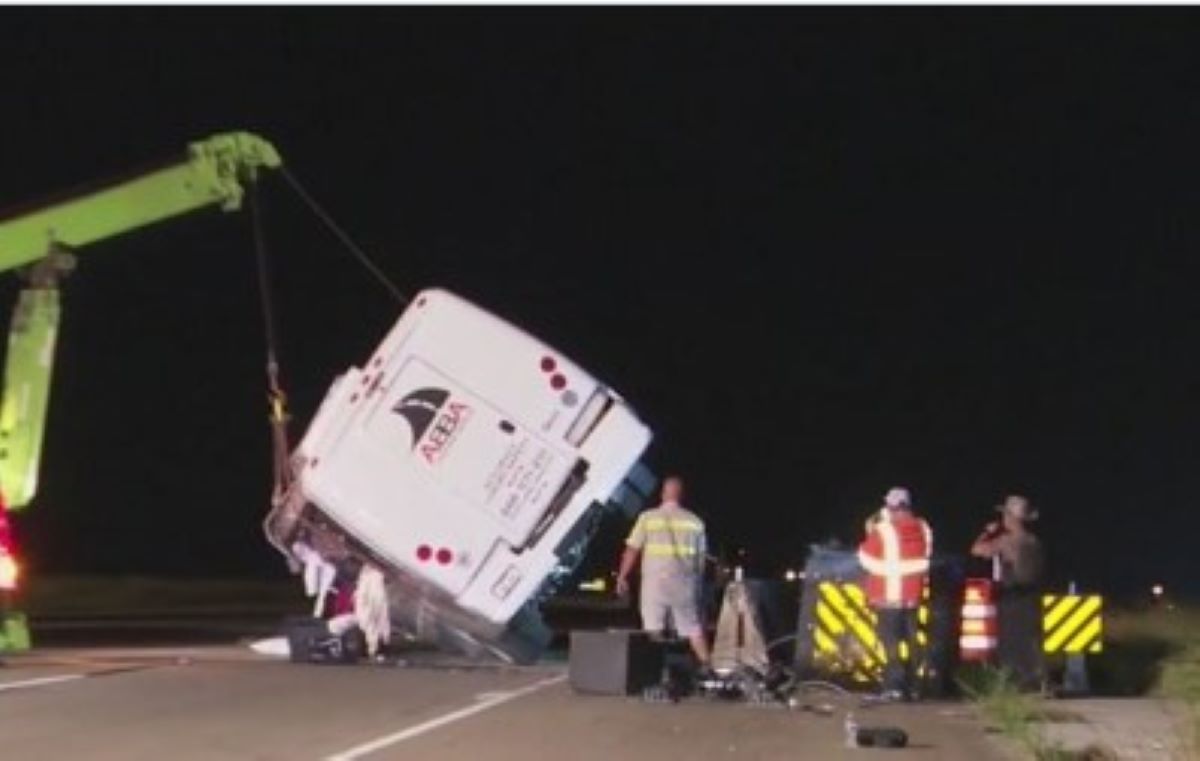 Se volcó autobús con equipo de béisbol colegial a bordo; 14 personas ...