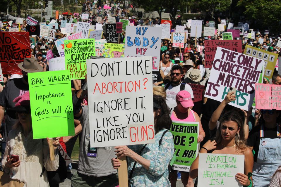 Aborto, un tema que divide a la sociedad - La Opinión