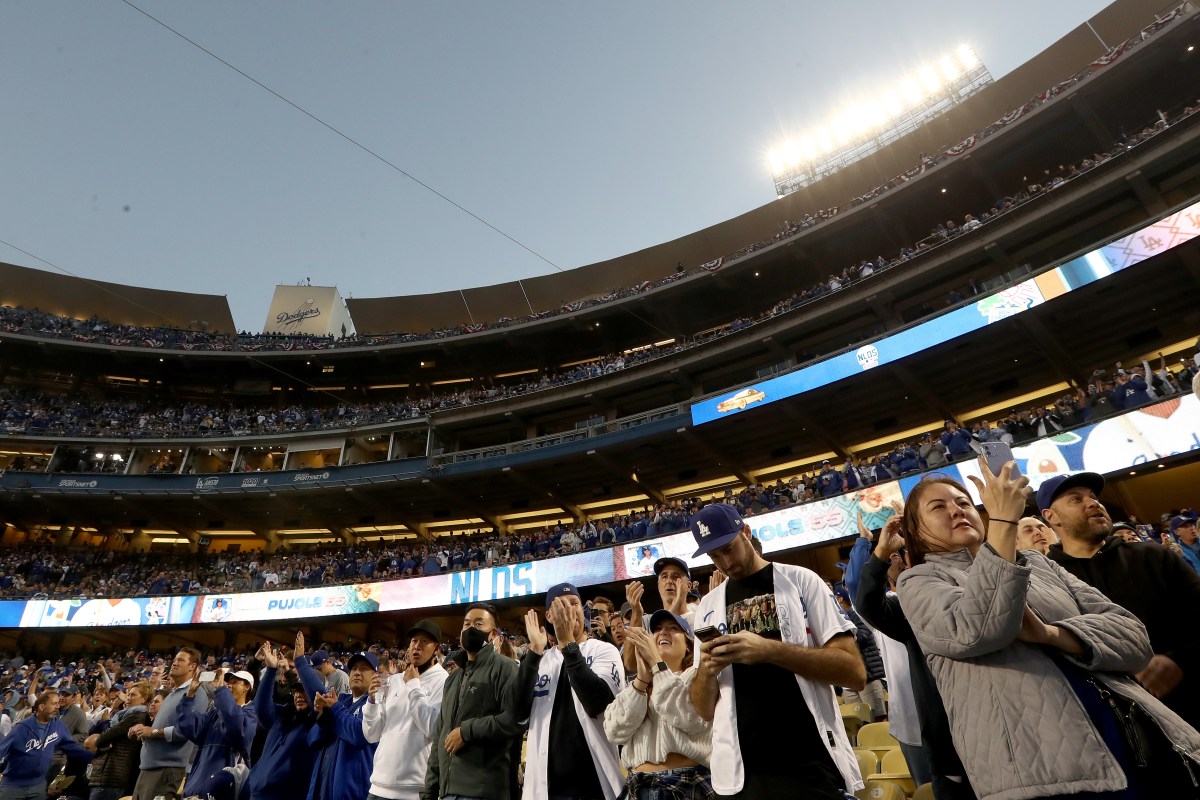 VIDEO: Aficionada de los Dodgers expulsada del estadio por exhibir sus ...