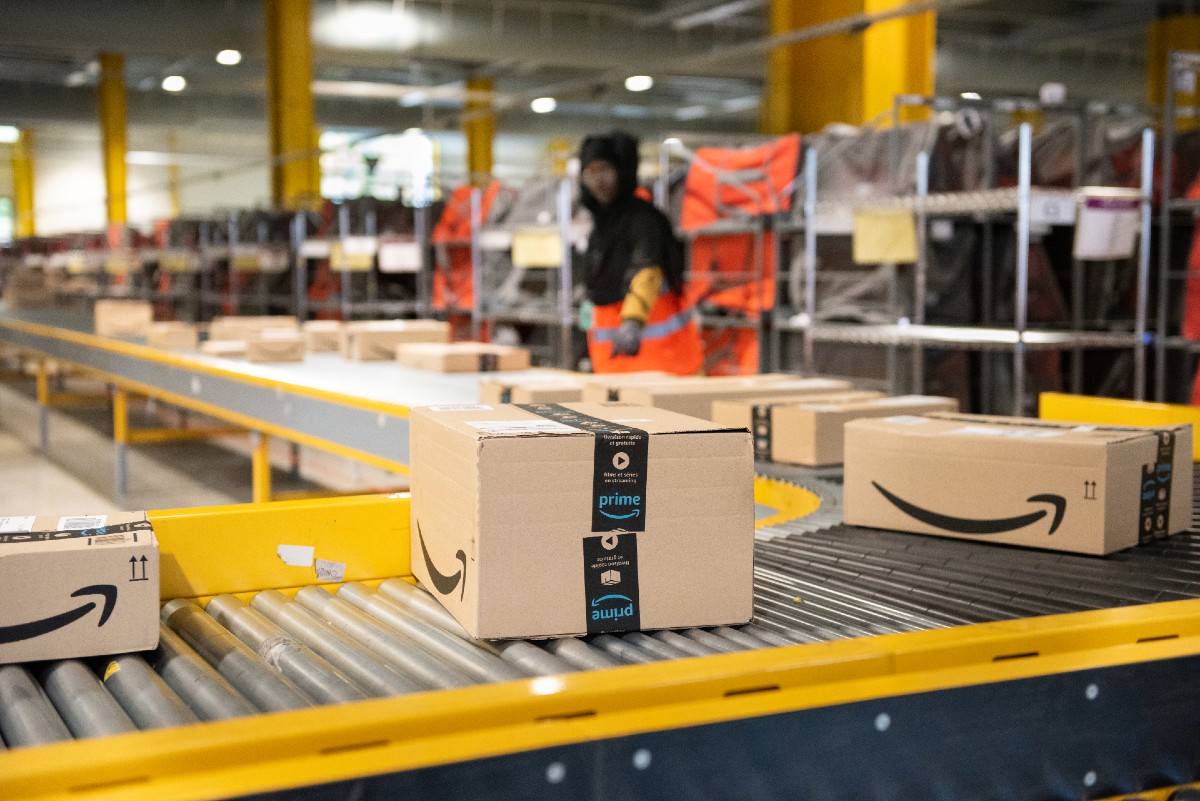 Amazon presenta a Proteus, primer robot de almacén móvil - La Opinión