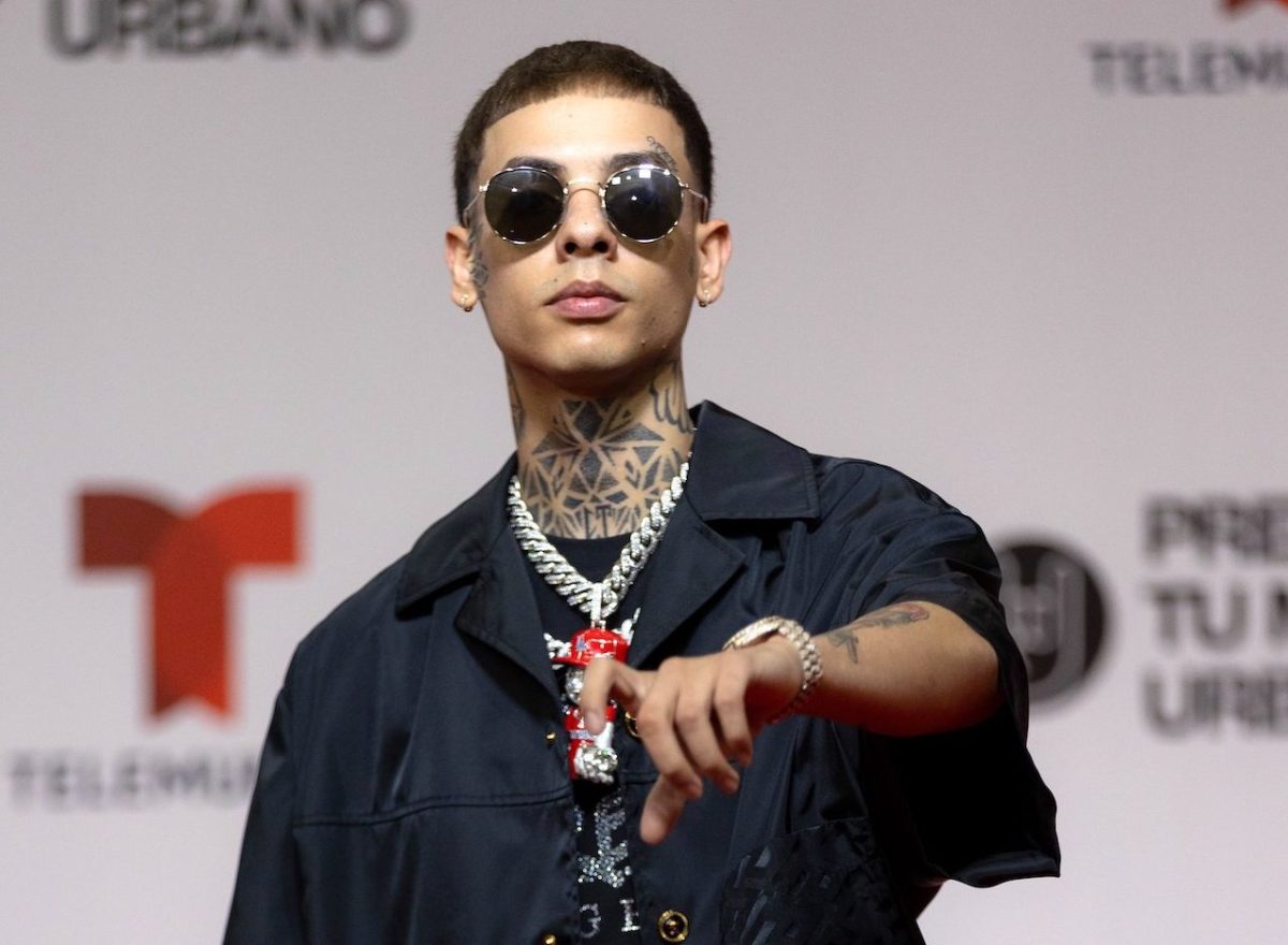 Natanael Cano posa con arma de alto calibre dentro de los pantalones ...