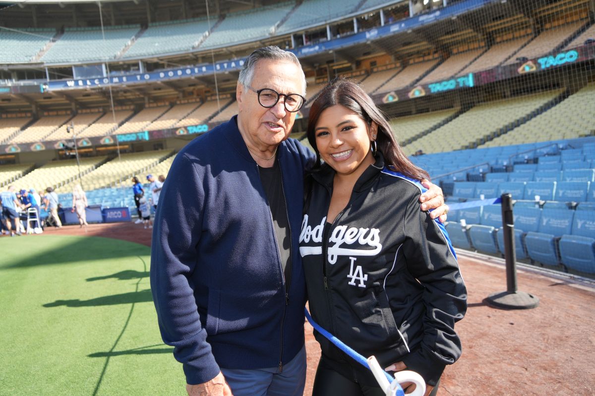 Comunicadora salvadoreña brilla en el estadio de los Dodgers y en las redes sociales de la NFL ...