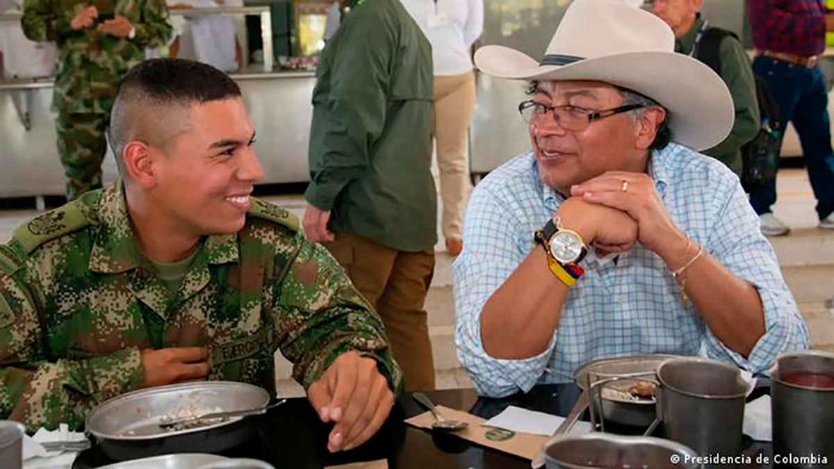 Presidente de Colombia, Gustavo Petro, pide a militares que se preparen ... Presidente de Colombia, Gustavo Petro, pide a militares que se preparen ...