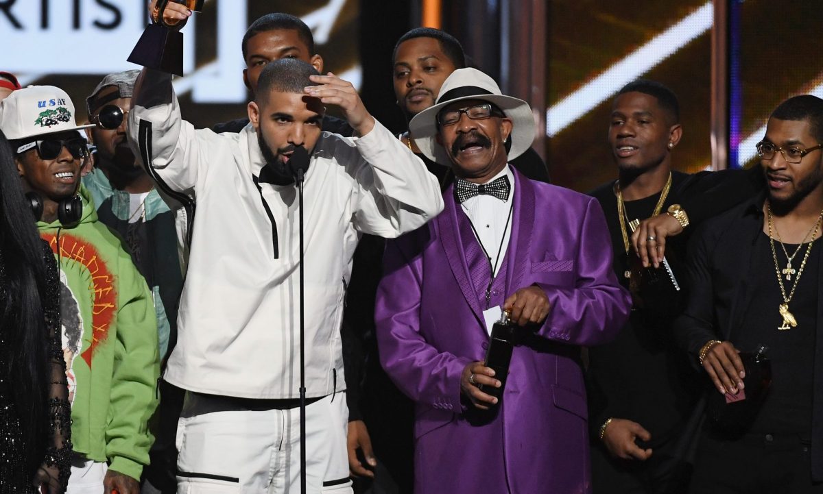 Comparan a Drake con Daddy Yankee en el tatuaje que tiene el papá del ...