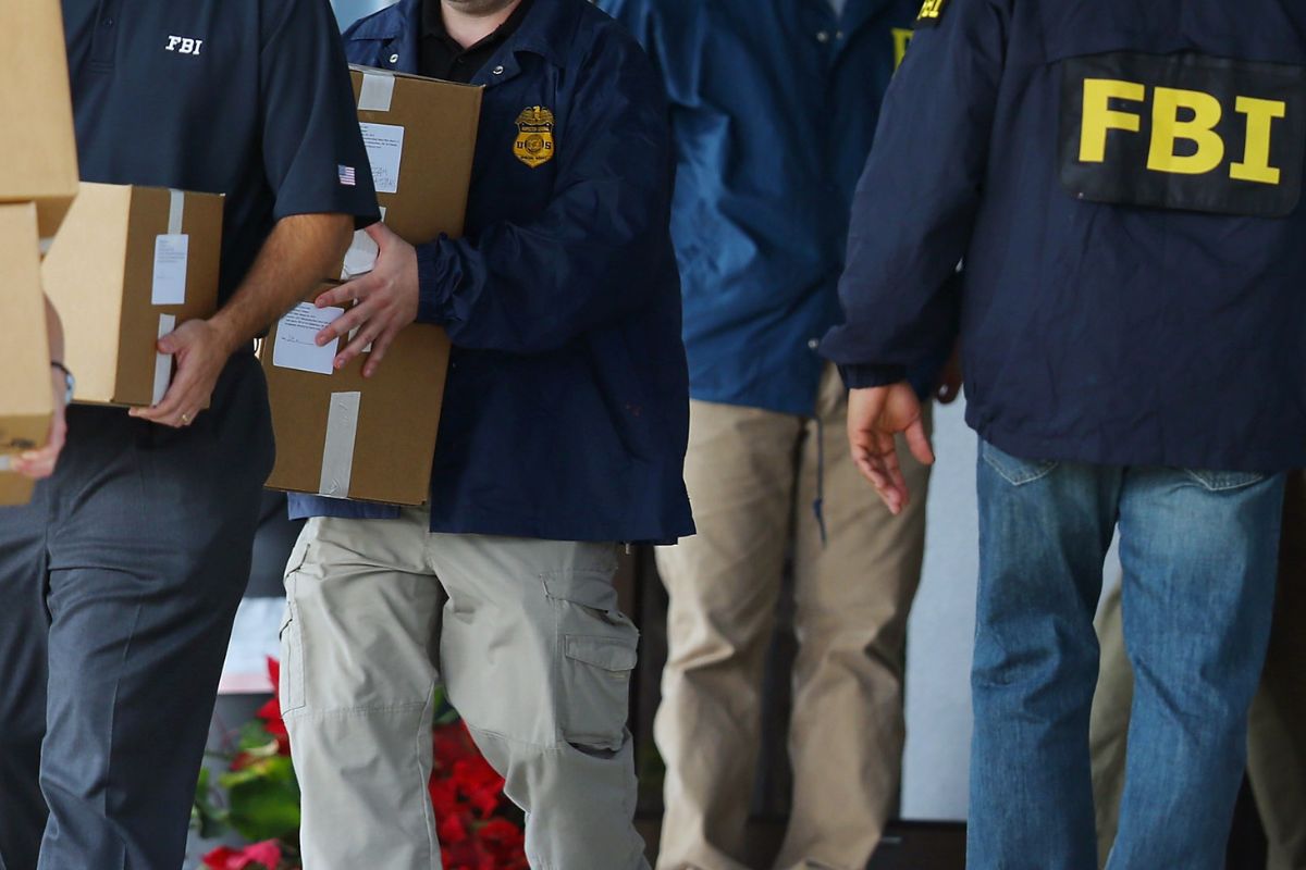 Una nota a mano, fotografías y documentos clasificados como ...