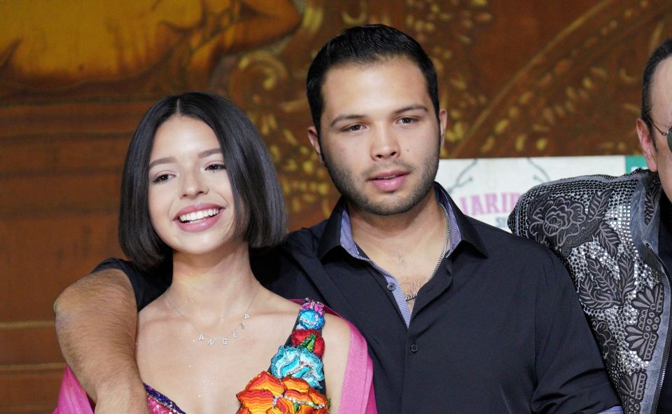 VIDEO: Ángela Aguilar tiene accidente con su auto y así la rescató su ...