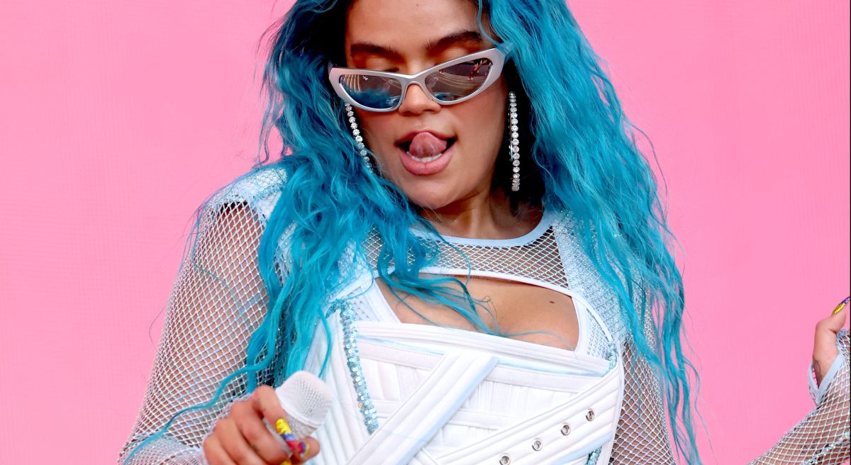 Jugando con la boca, Karol G acalora el Instagram al ritmo de la salsa ...