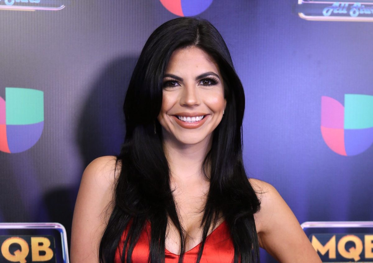 África Zavala luce su escultural figura usando un body lleno de ...