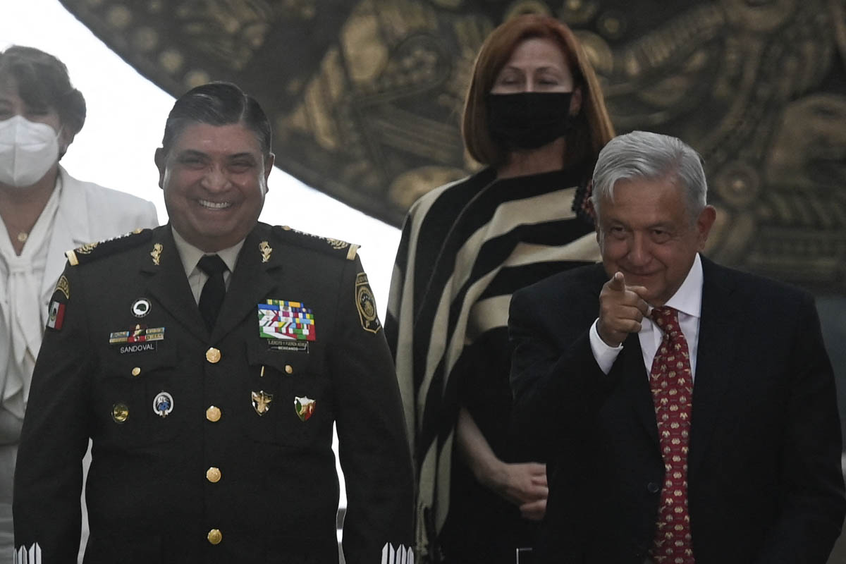 AMLO apoya que los militares continúen en las calles de México hasta ...