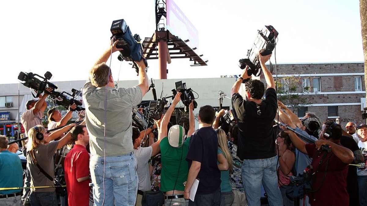 VIDEO: Acosan a reportera en plena transmisión en vivo, le dieron un ...